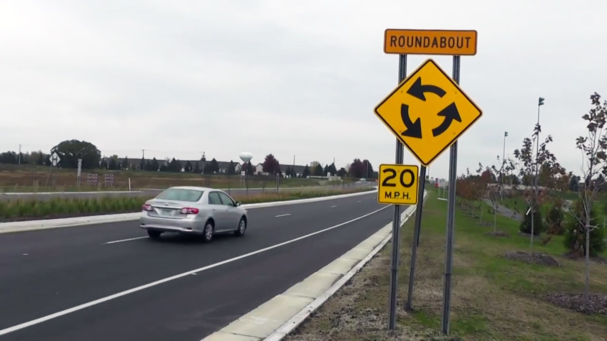 Video: How to Navigate a Multi-Lane Roundabout | Crossroads
